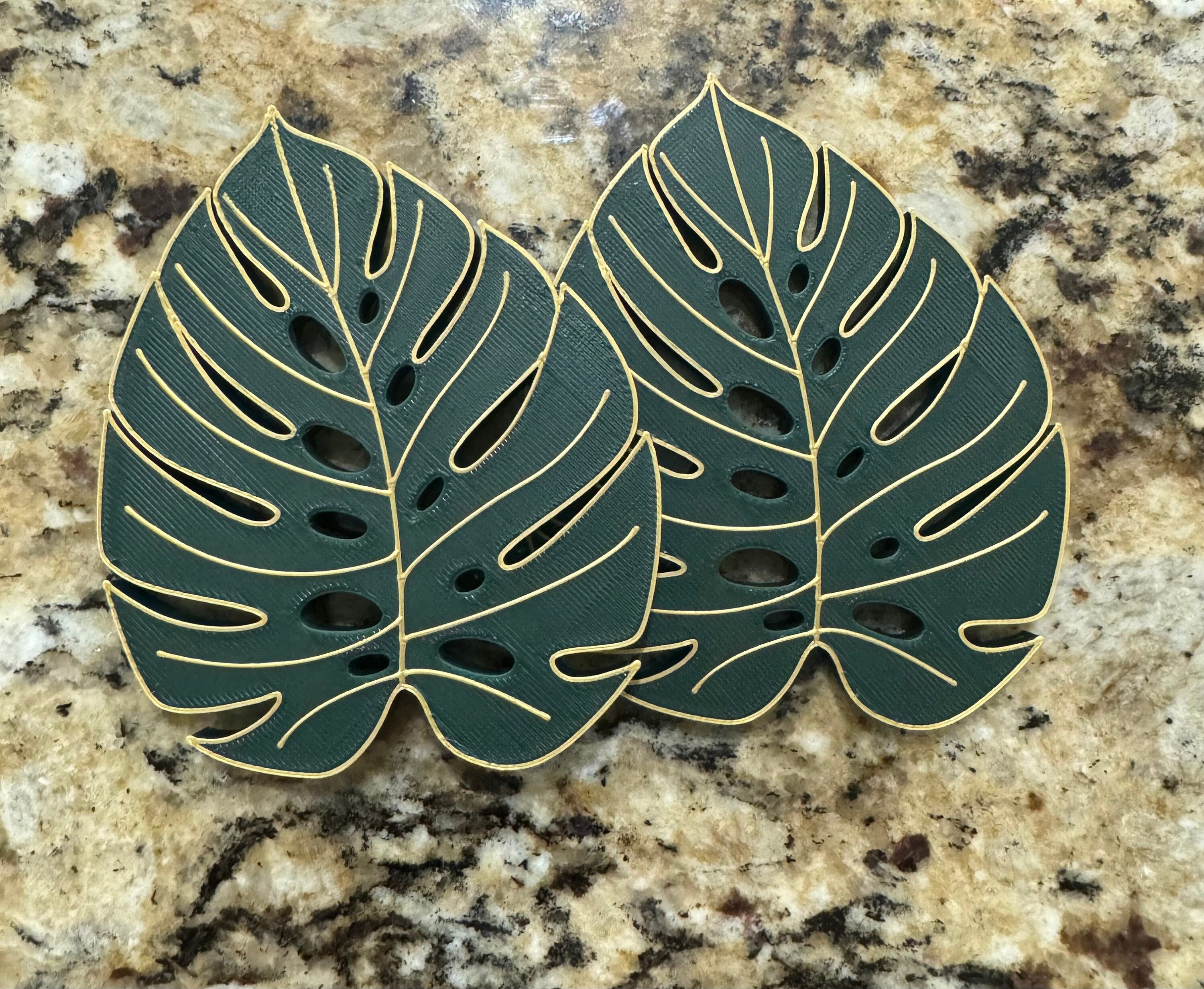Monstera leaf fridge magnet – The Plantalorian Shop